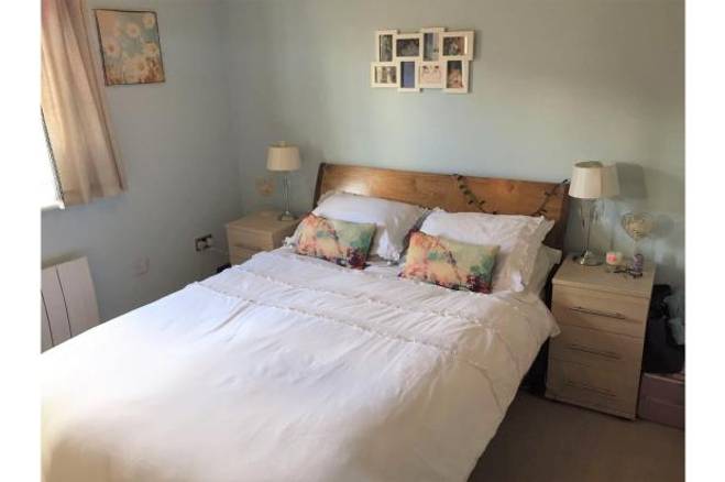 2 bedroom flat to rent in Sherriff Close, Esher, KT10 8AT