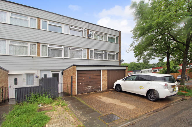 3 bedroom terraced house for sale in Garrowmore Grove, Milton Keynes ...