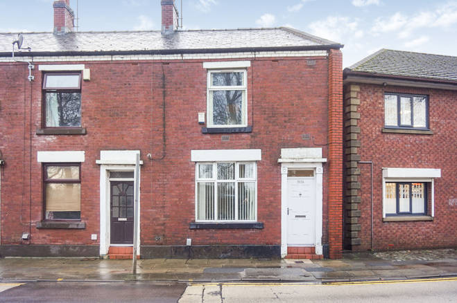 2 bedroom end of terrace house for sale in Oldham Road, Rochdale, OL16 4SU