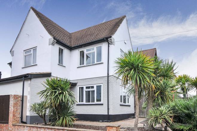 3 bedroom detached house for sale in Pickhurst Lane, West Wickham, BR4 0HJ