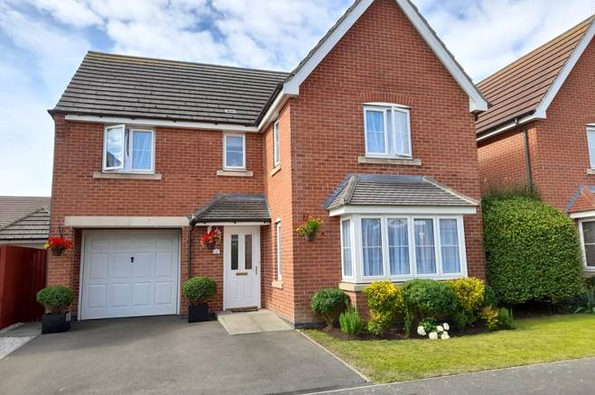 4 bedroom detached house for sale in Pasture Crescent, Filey, YO14 0BP