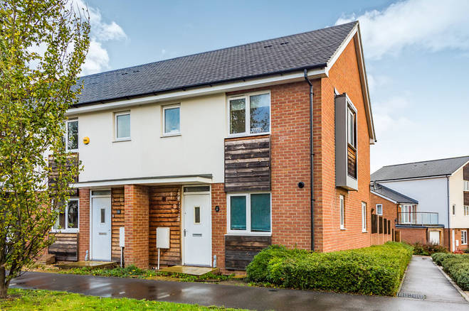 3 bedroom end of terrace house for sale in John Hunt Drive, Basingstoke ...