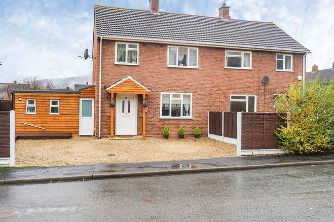 3 bedroom semi-detached house for sale in Moat Crescent, Malvern, WR14 2PP