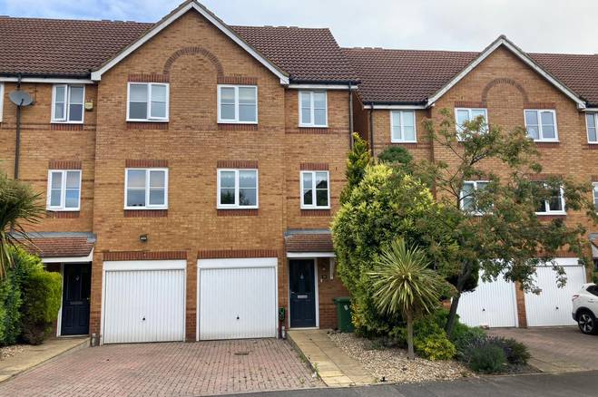 3 bedroom town house to rent in Beech Close, Aldershot, GU12 4DT