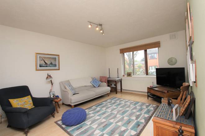 2 bedroom flat for sale in Campbell Close, Streatham, SW16 6NJ