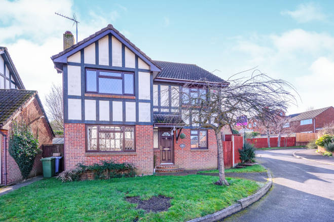 4 bedroom detached house for sale in Thorp Close, Binfield Village ...