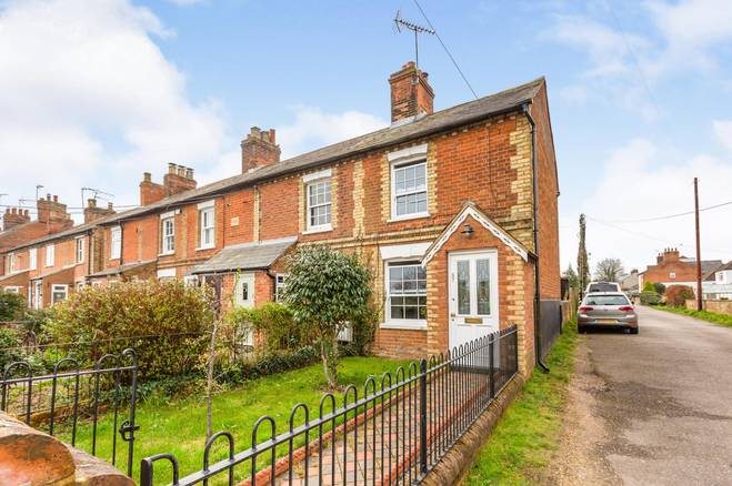 2 bedroom end of terrace house for sale in Eythrope Road, Aylesbury ...
