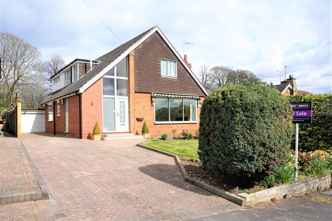 3 bedroom detached house for sale in Braids Walk, Hull, HU10 7PD