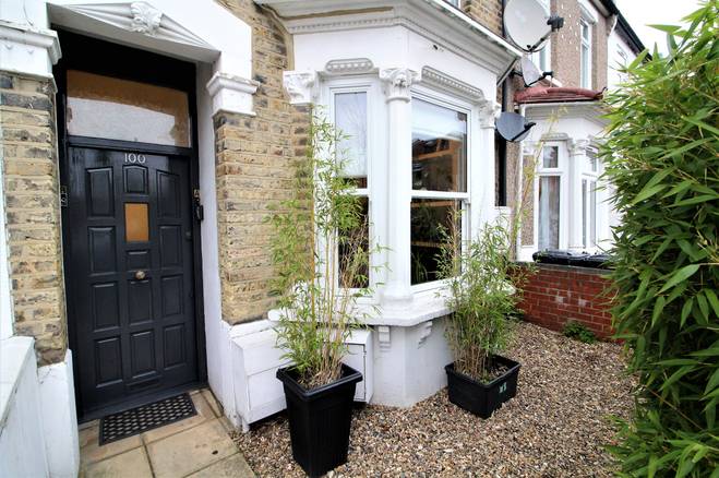 1 bedroom ground floor flat for sale in Napier Road, London, E11 3JZ