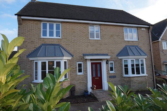4 bedroom detached house for sale in Fieldfare Close, Stowmarket, IP14 5UJ