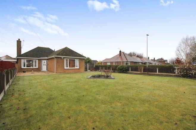 2 bedroom detached bungalow for sale in Wharf Road, Crowle, DN17 4HU