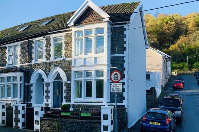 4 bedroom end of terrace house for sale in Llantwit Road, Pontypridd ...