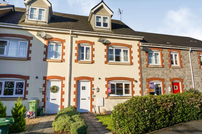 3 bedroom town house for sale in Heol Gruffydd, Pontypridd, CF37 5PQ