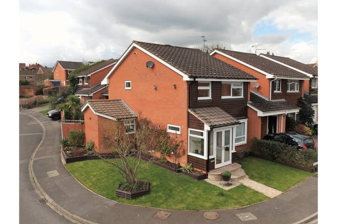 4 bedroom link detached house for sale in Pitts Close, Binfield, RG42 4ES