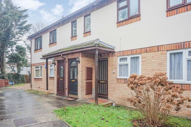 2 bedroom maisonette for sale in Colman Close, Stanford-le-hope, SS17 8RT
