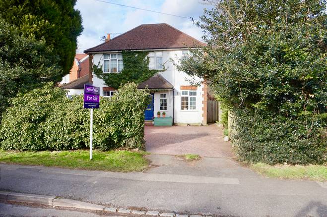 4 bedroom detached house for sale in Coates Lane, High Wycombe, HP13 5HE