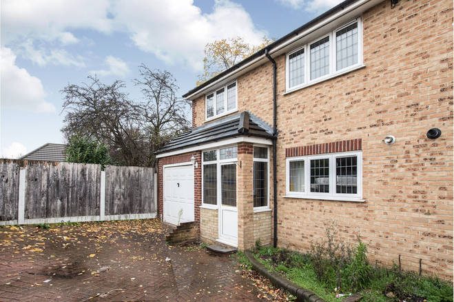 4 bedroom semi-detached house for sale in Jordans Way, Rainham, RM13 9QX