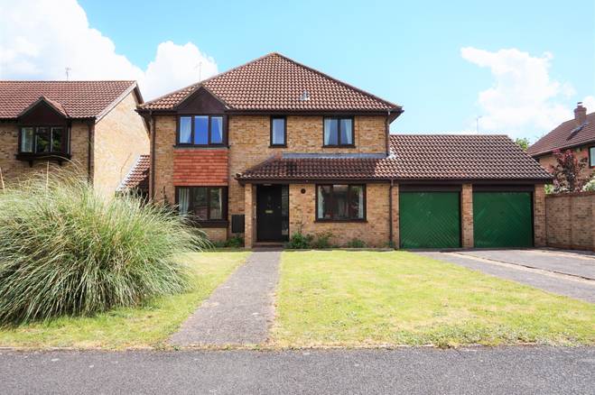 4 bedroom detached house for sale in Killams Crescent, Taunton, TA1 3YB