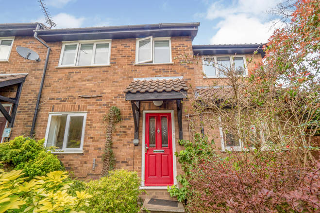 5 bedroom end of terrace house for sale in Marshalls Close, London, N11 1TE