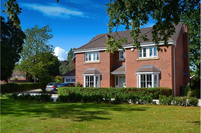 5 bedroom detached house for sale in The Garthlands, Stafford, ST17 9ZP