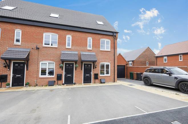3 bedroom end of terrace house for sale in Pendragon Drive, Derby, DE73 6AJ