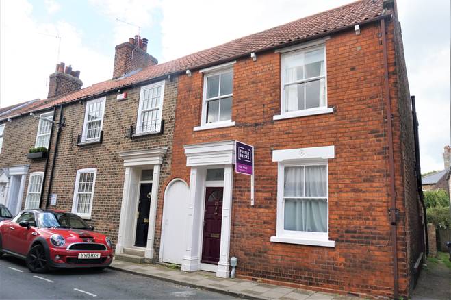 3 bedroom end of terrace house for sale in Trinity Lane, Beverley, HU17 0DY