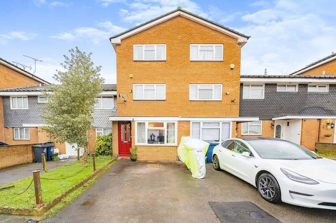4 bedroom town house for sale in Bannister Close, Greenford, UB6 0SW