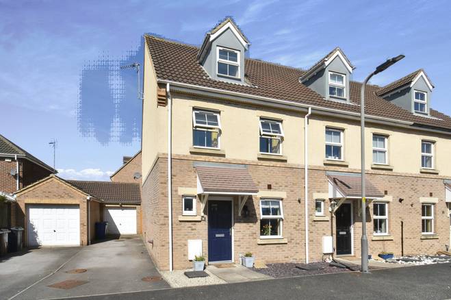 3 bedroom town house for sale in Kaye Drive, Selby, YO8 5ZY