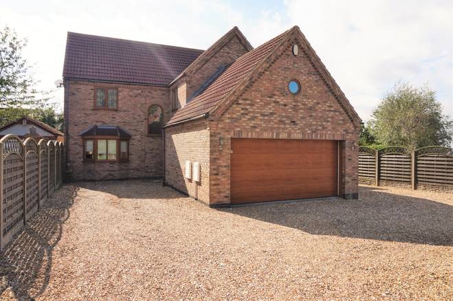 4 bedroom detached house for sale in Priory Lane, Scunthorpe, DN17 1HD