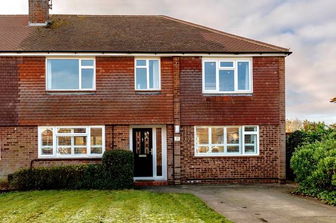4 bedroom semi-detached house for sale in Cheyne Walk, Chesham, HP5 1AY