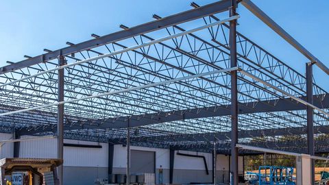 Steel joists featuring New Bay™ bridging support plant’s roof deck