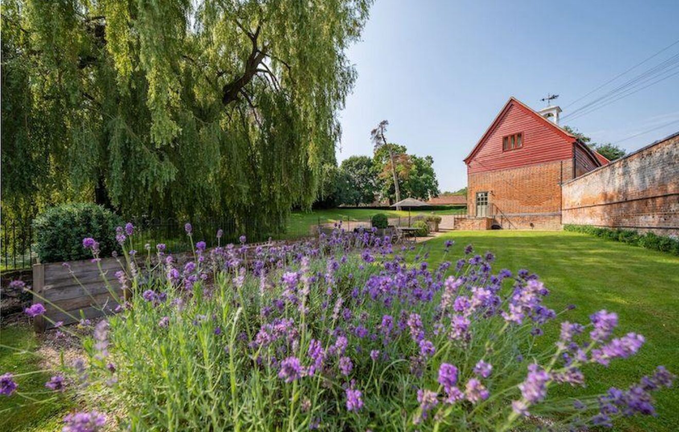 Belchamp Hall Hayloft - Romantic Luxury Cottage In Suffolk