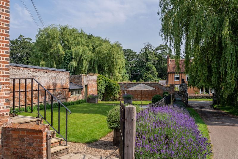 Belchamp Hall Hayloft - Romantic Luxury Cottage In Suffolk