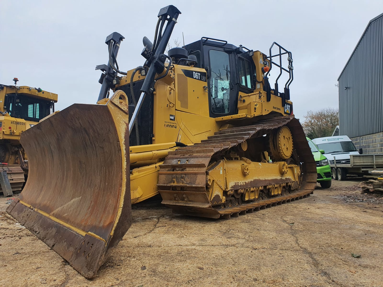 Cat D6T LGP VPAT - Red Bull Equipment