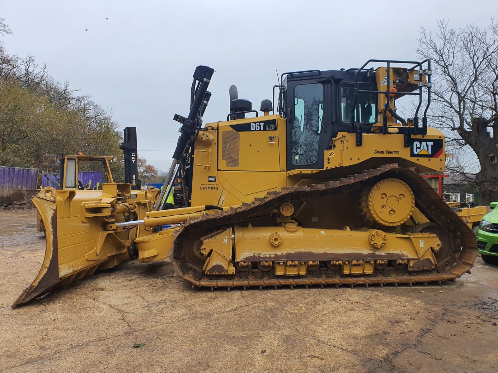 Cat D6T LGP VPAT - Red Bull Equipment
