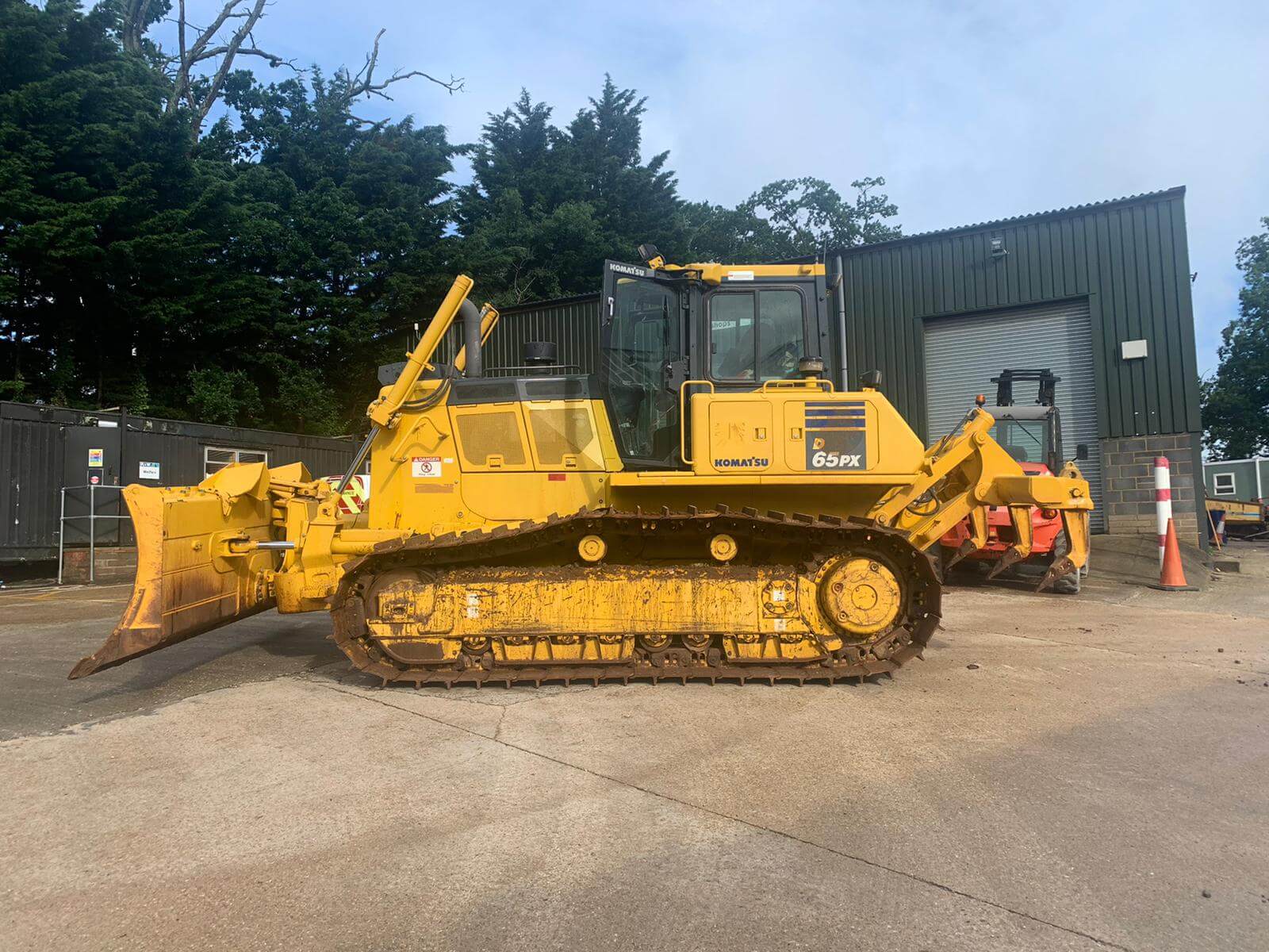 KOMATSU D65PX-18 - Red Bull Equipment