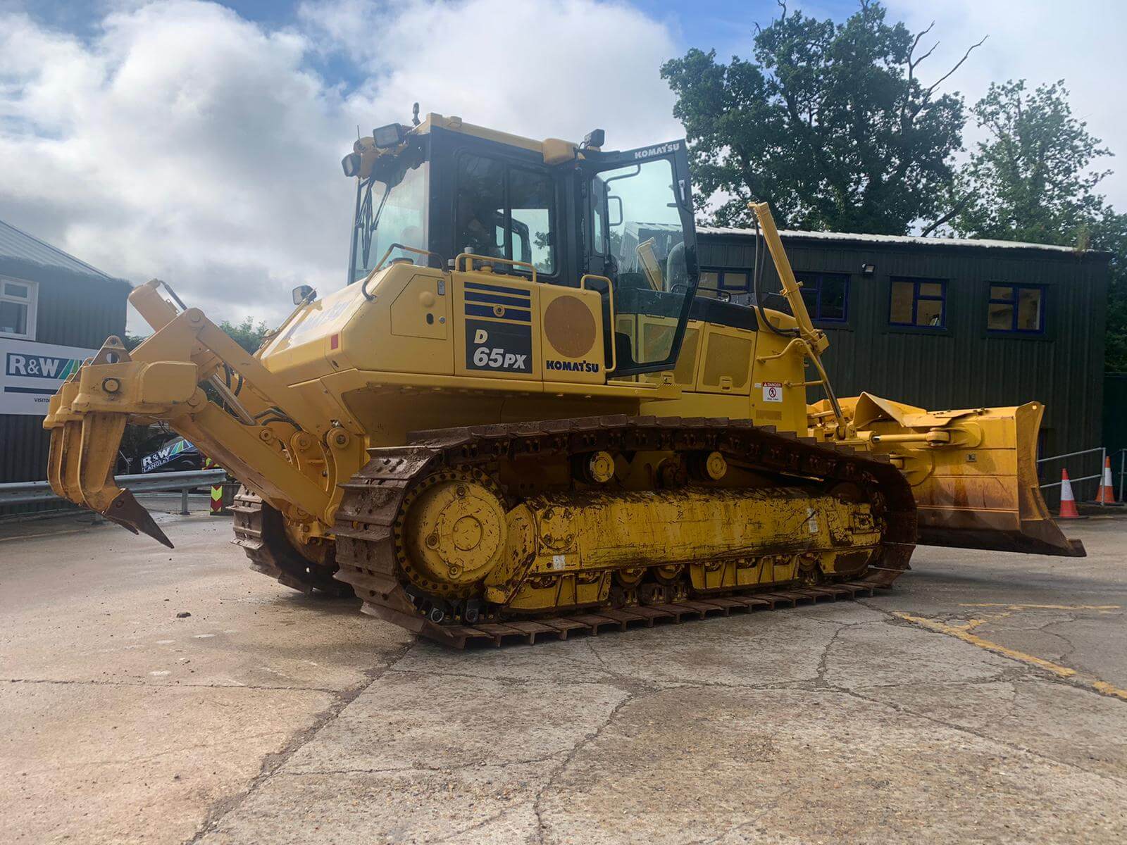 KOMATSU D65PX-18 - Red Bull Equipment