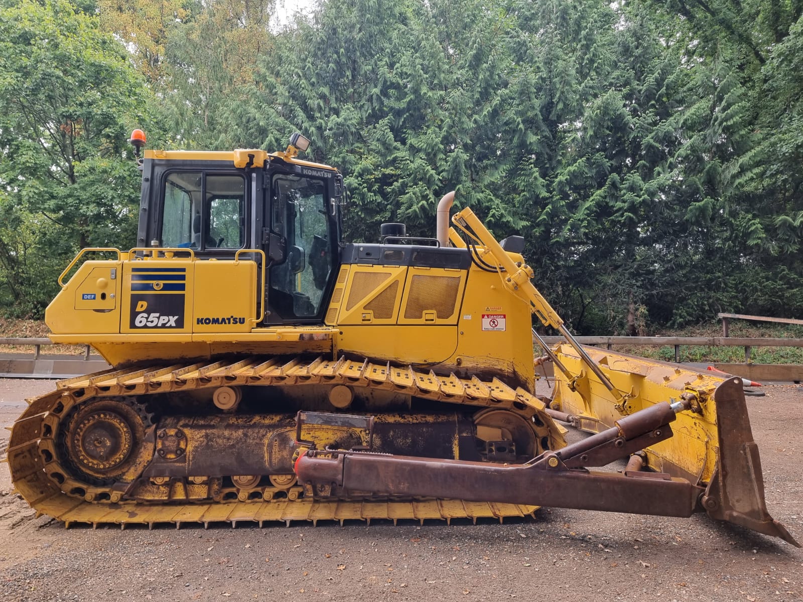 KOMATSU D65PX-18 - Red Bull Equipment