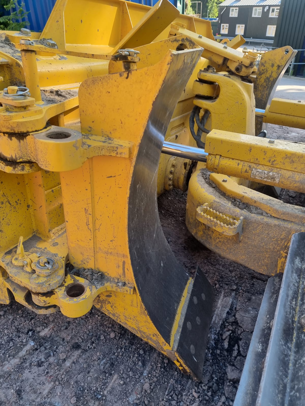 KOMATSU D71PXI-24 - Red Bull Equipment