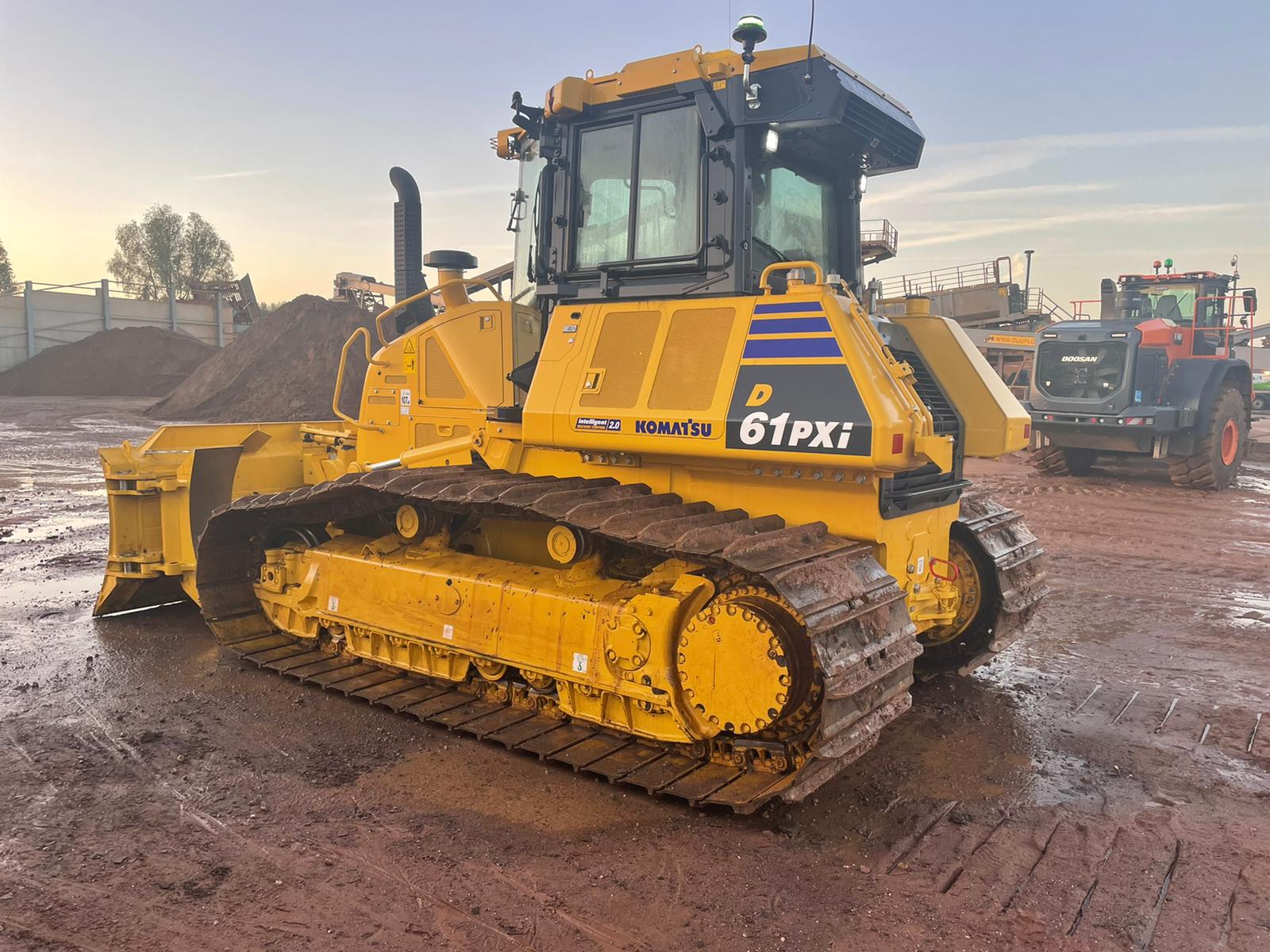 KOMATSU D61PXI-24 - Red Bull Equipment