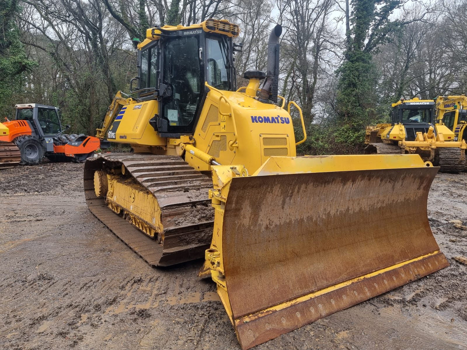 KOMATSU D61PXI-24 - Red Bull Equipment