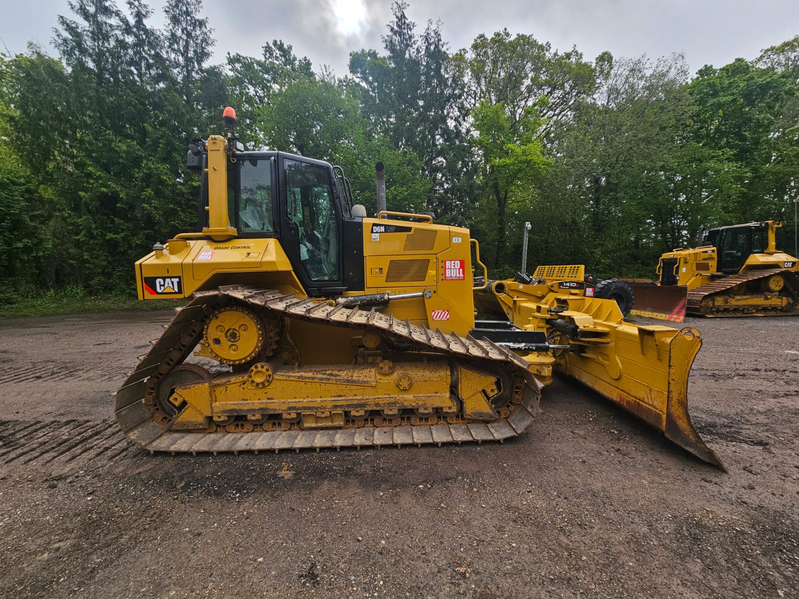 CAT D6N LGP - Red Bull Equipment