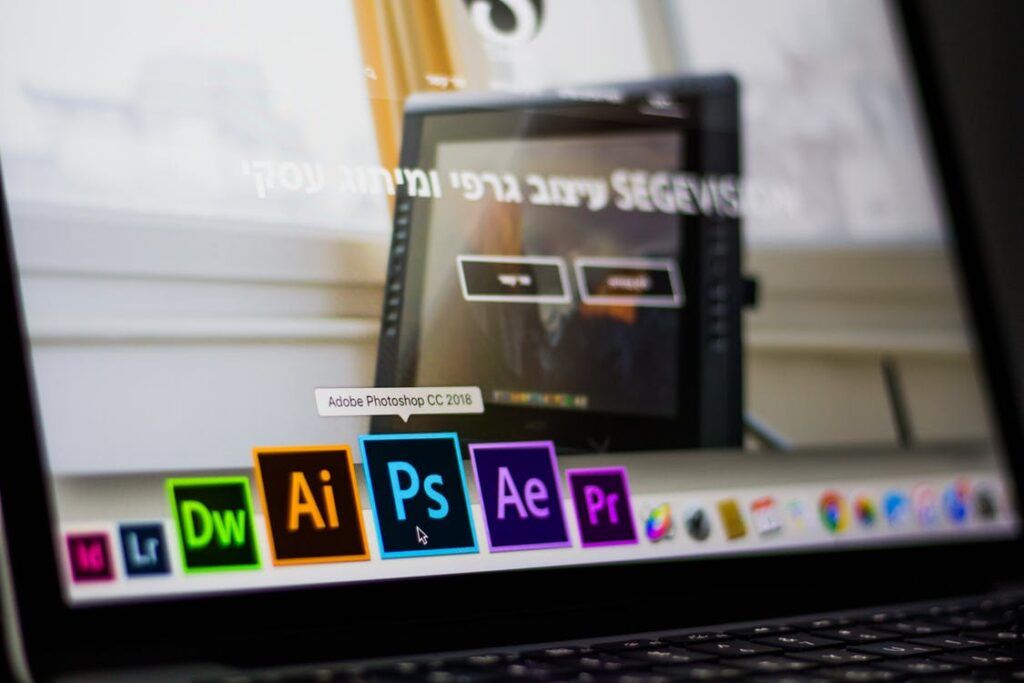 What to Choose: Graphic Design or Digital Media Design