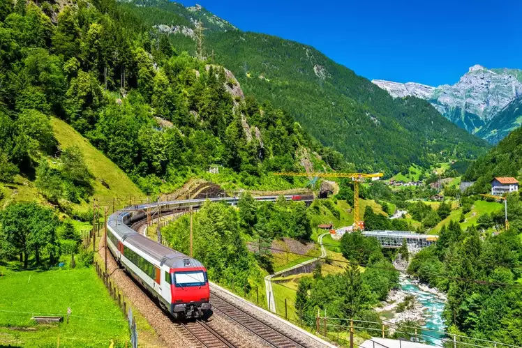 Swiss Splendor: A 7-Day Alpine Adventure - Wanderela