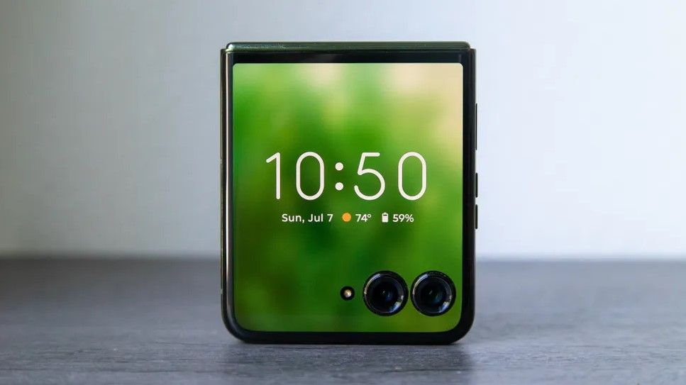 Motorola’s 2024 Razr Plus: A Fun Flip Phone with Familiar Flaws - TechLoot