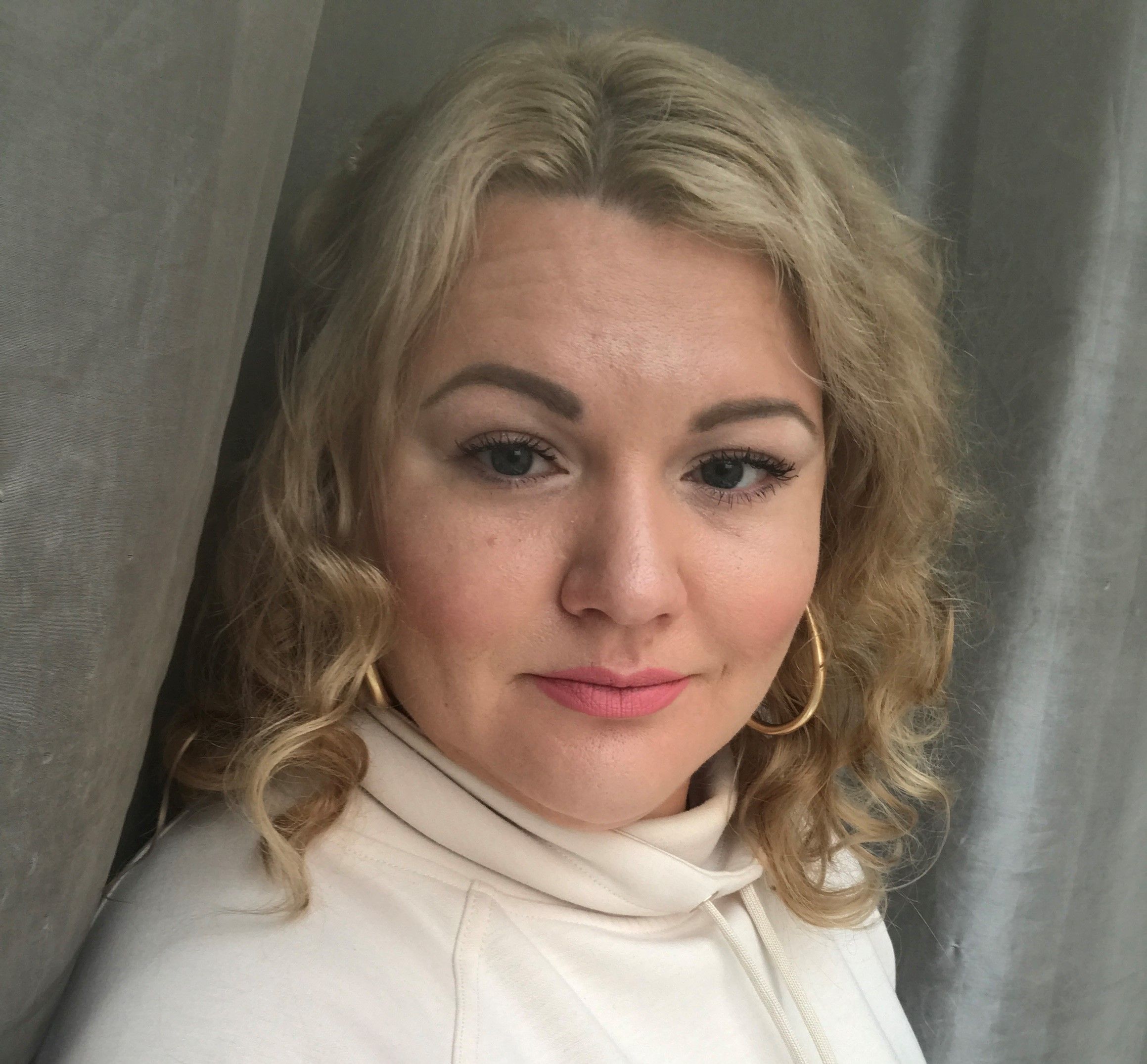 Olga Volna - 51 works for sale, profile & content on The Artling