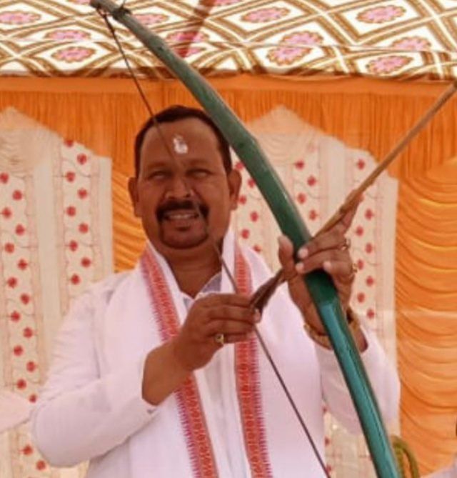 #MLA को पारंपरिक वेशभूषा के साथ तीर कमान देकर किया सम्मानित