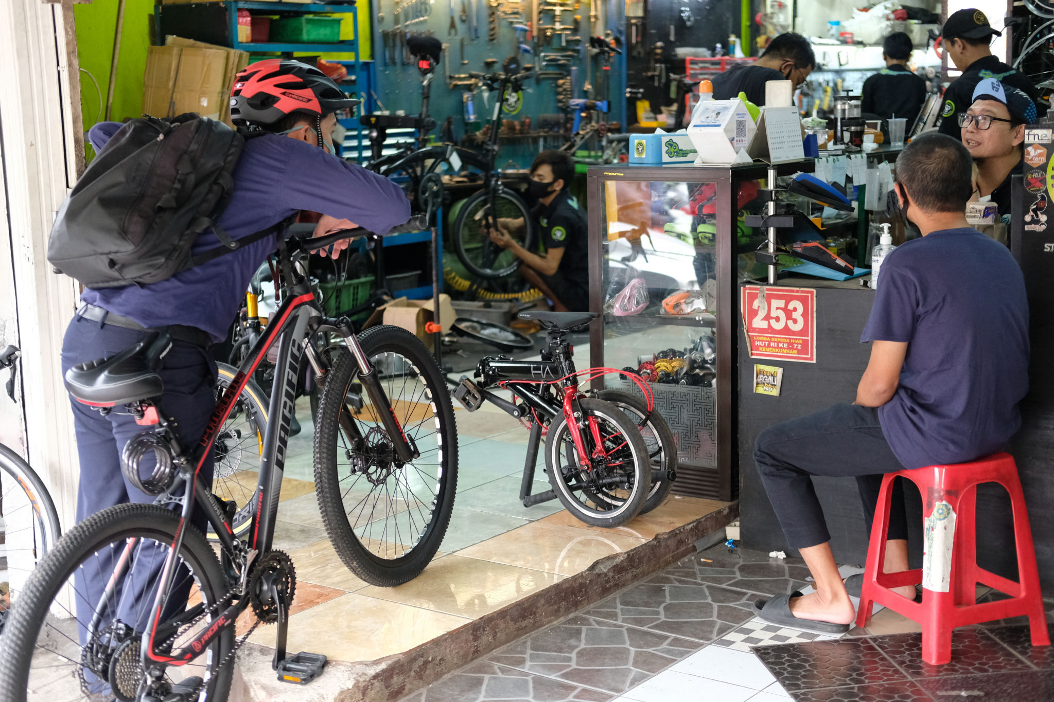 Terimbas Tren, Berkah Bengkel Sepeda Kebanjiran Order - Trenasia.com
