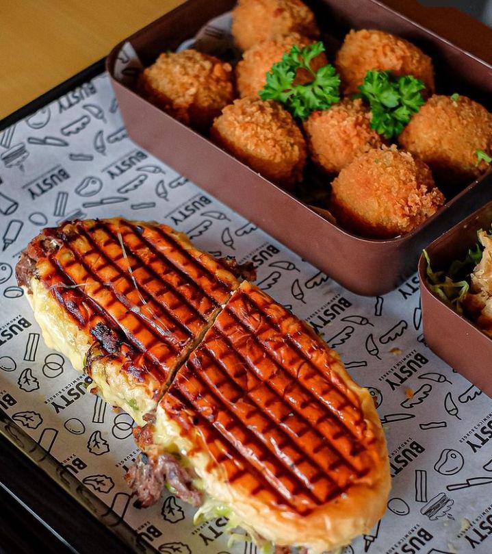 Burger Lokal, Porsi dan Rasa Super Maksima - jogjaaja.com