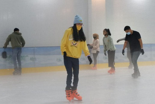Tak Perlu ke Luar Negeri, Kamu Bisa Bermain Ice Skating di Salah Satu ...